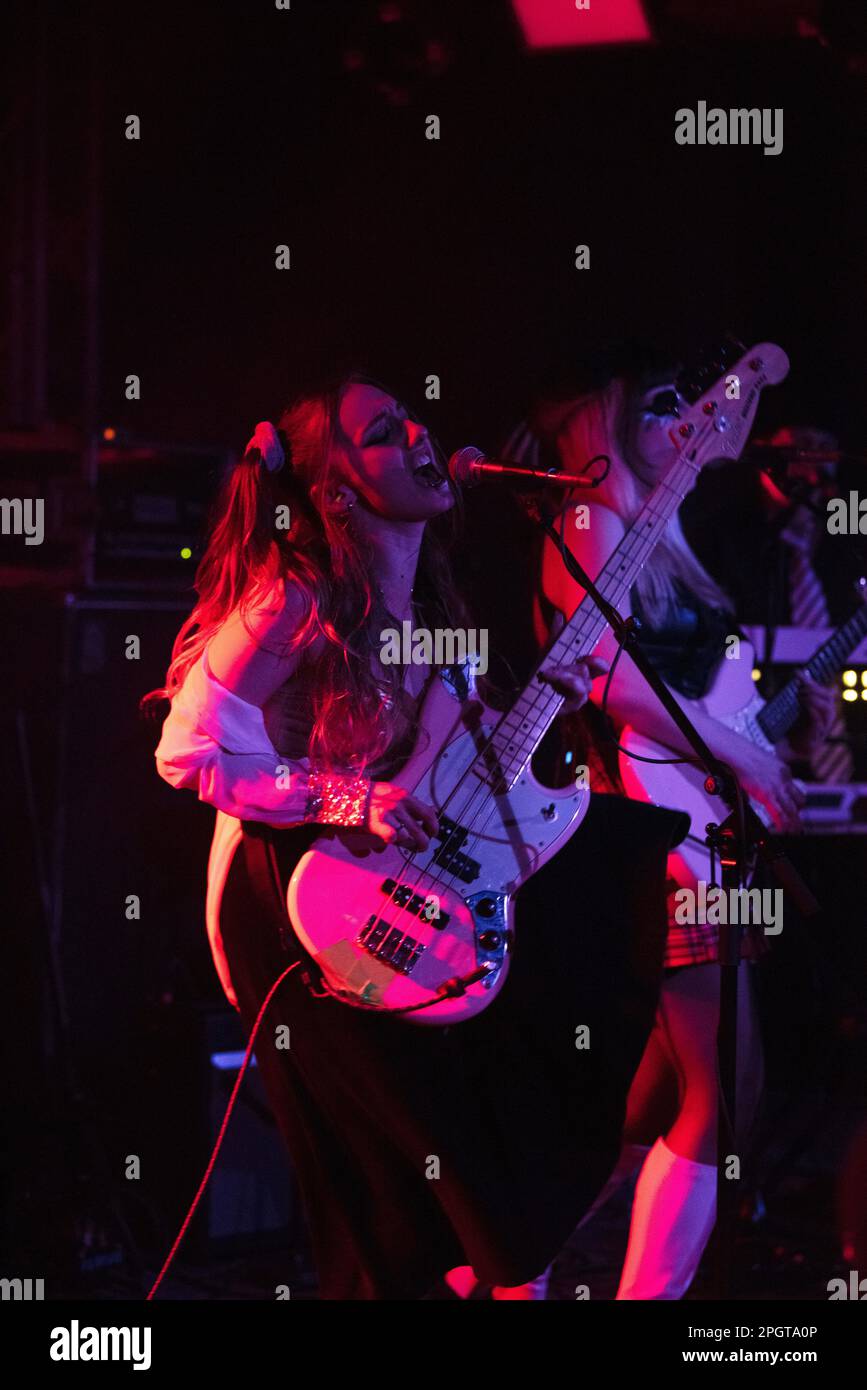 Baby of the bunch singing hi-res stock photography and images - Alamy