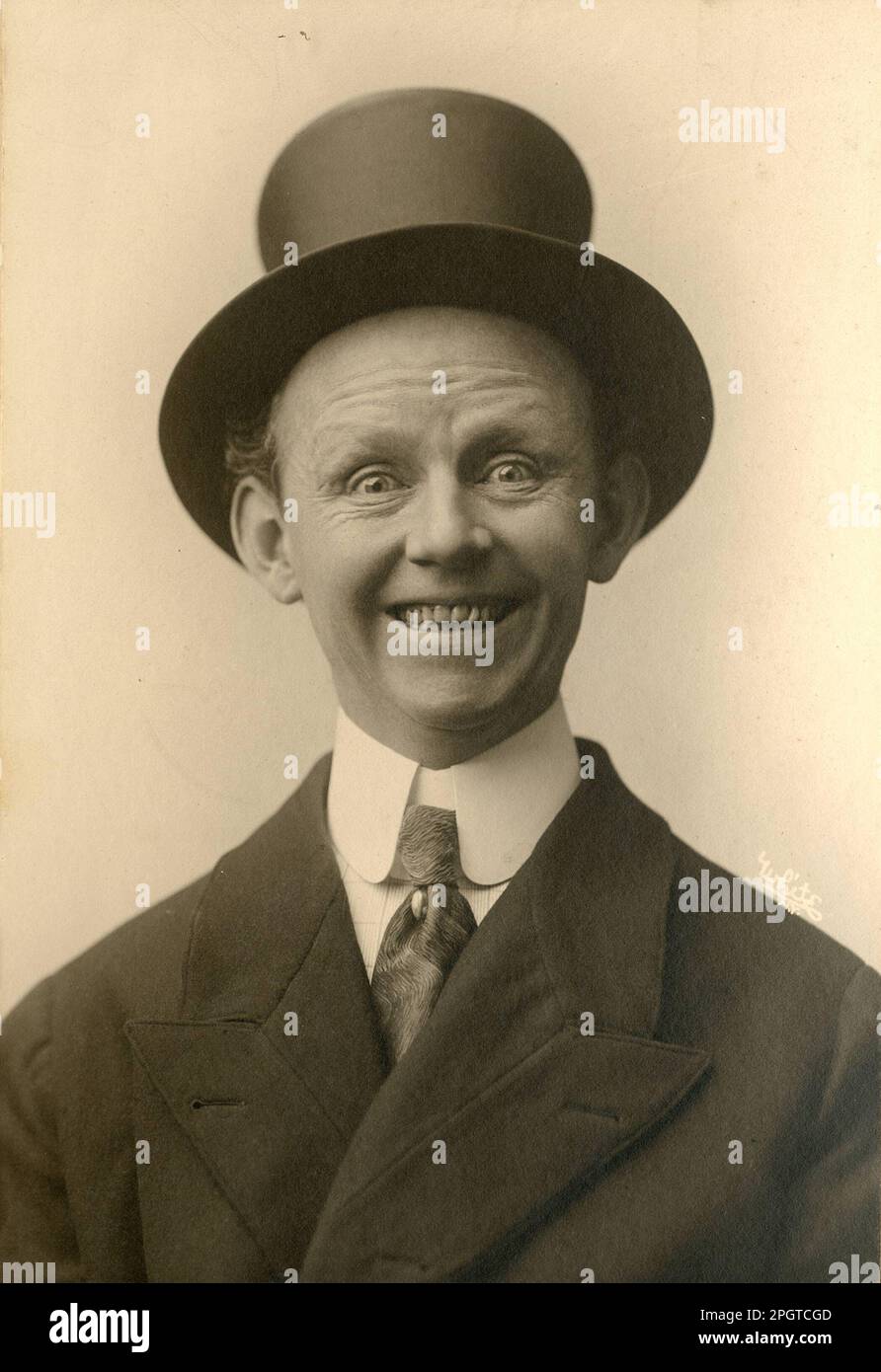 Studio of Luther S. White - Vaudeville actor Mart M. Fuller - 1908 ...