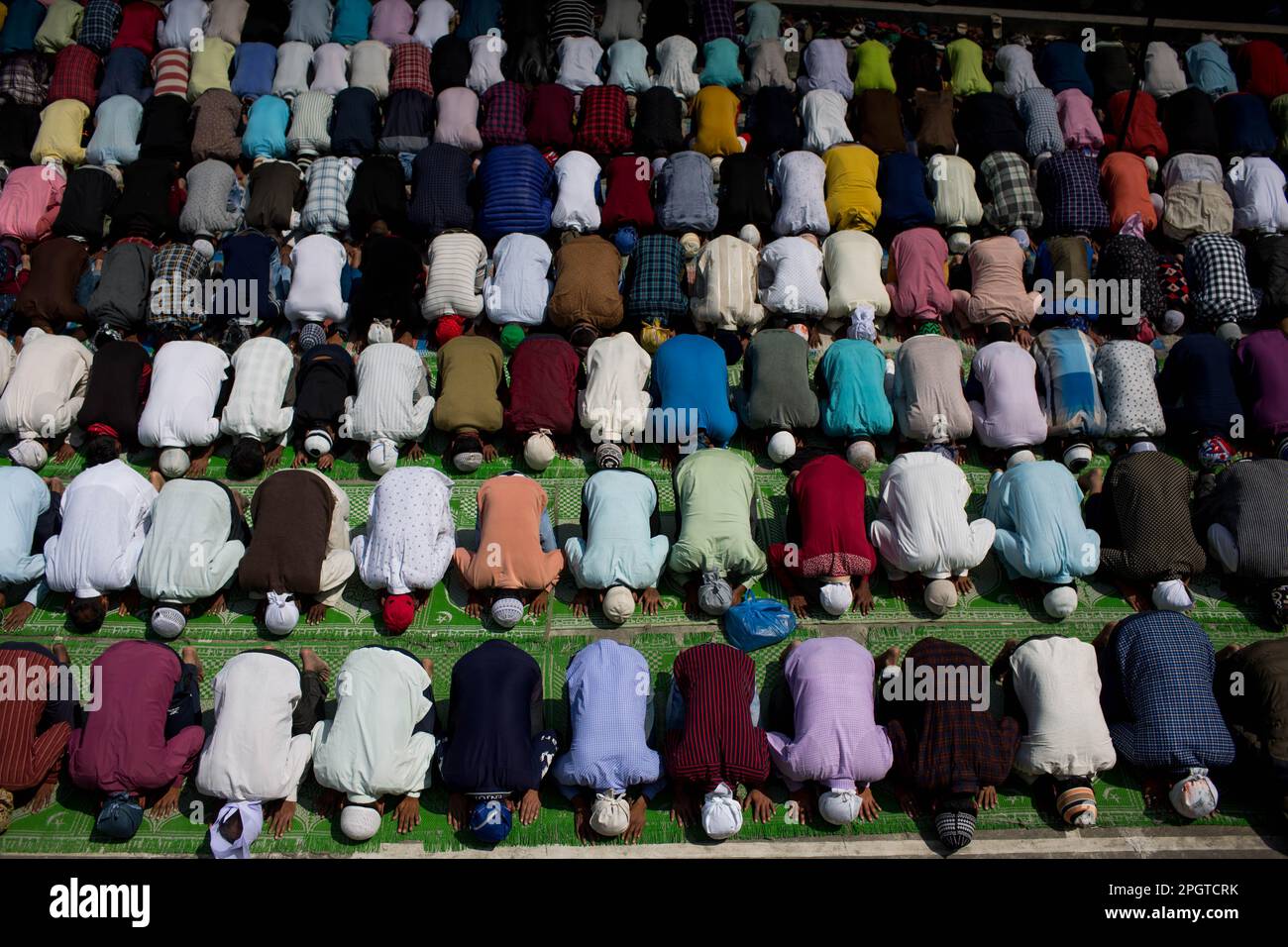 Kathmandu, Nepal. 24th Mar, 2023. Muslims pray during the Islamic holy ...