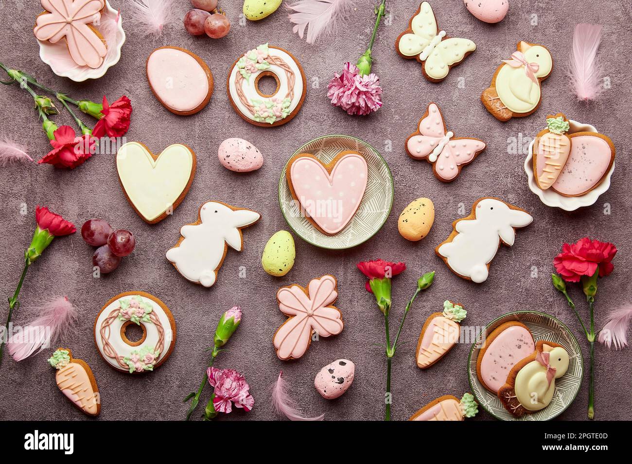 Aesthetic Happy Easter background. Easter glazed cookies, aster flowers ...