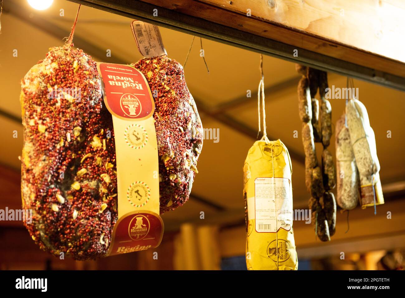 Italian salami stall hi-res stock photography and images - Alamy