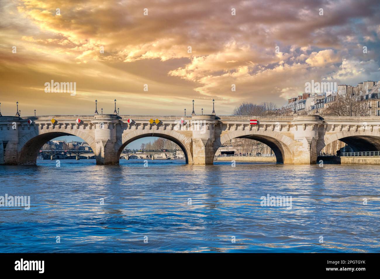 Paris pont neuf bridge perspective hi-res stock photography and images ...