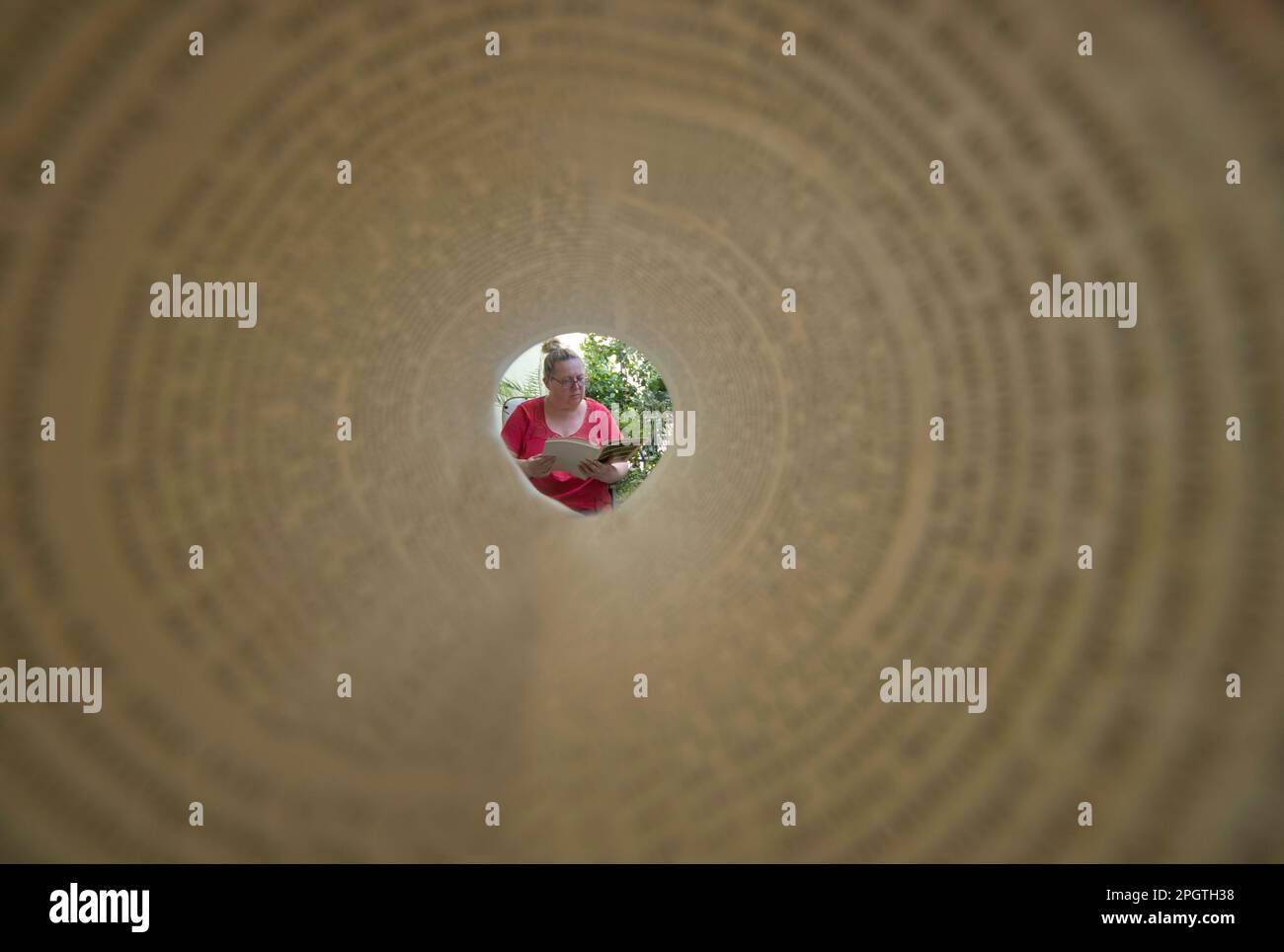 Reading woman hi-res stock photography and images - Alamy