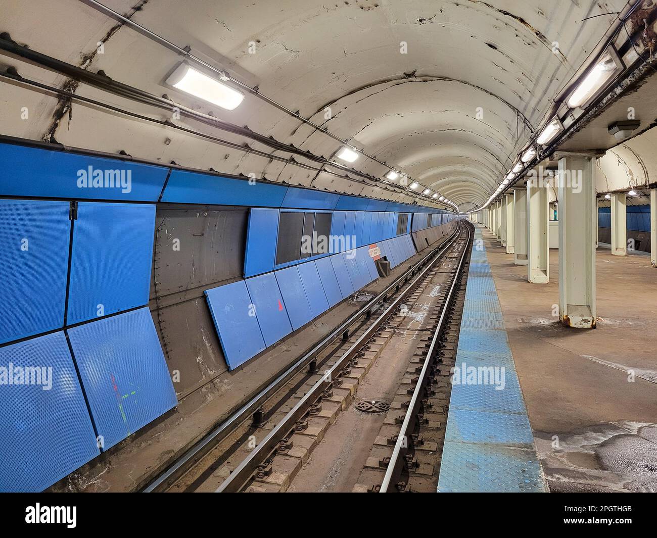 Abandoned subway hi-res stock photography and images - Alamy