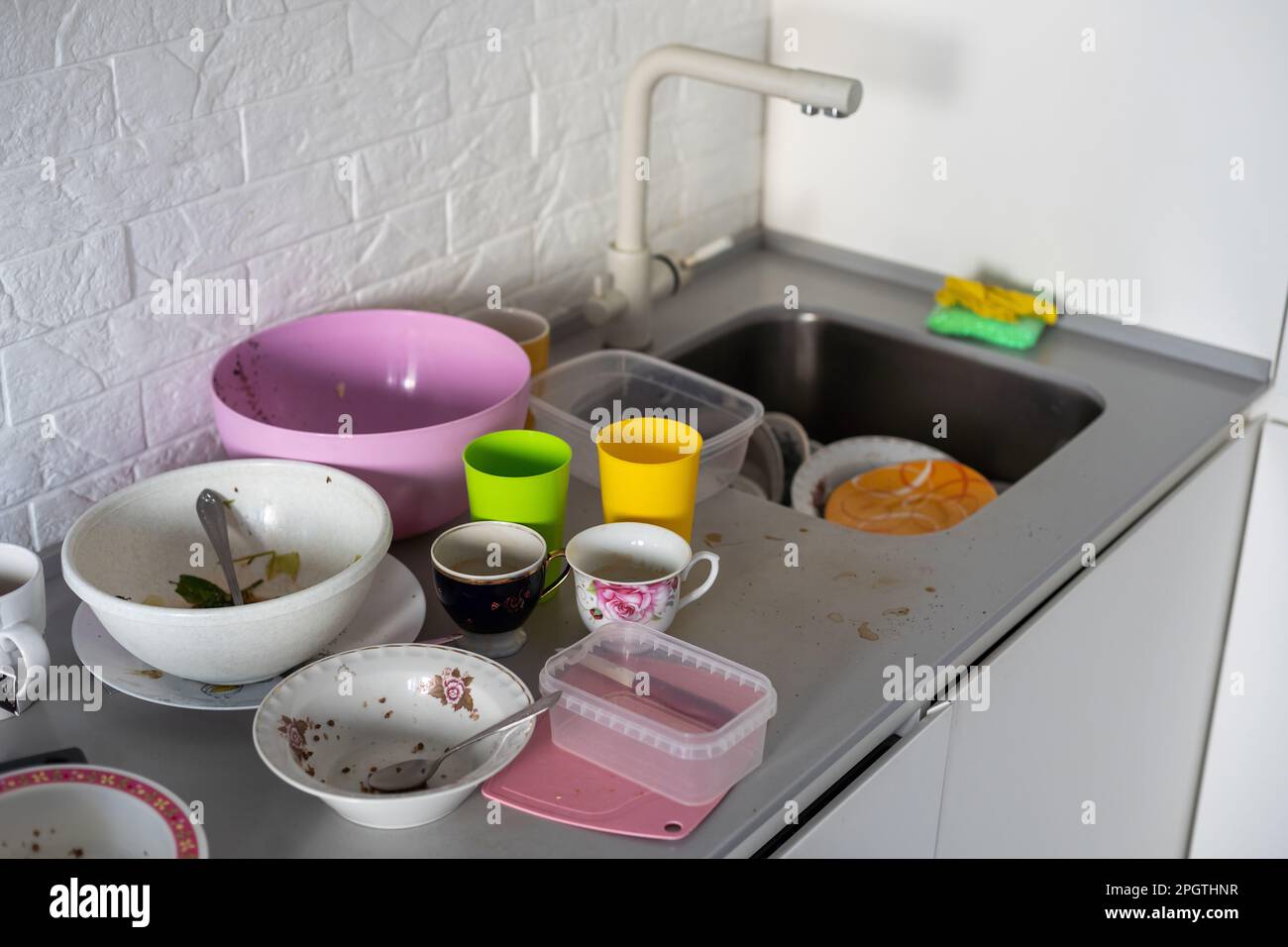 Kitchen utensils need a wash Stock Photo - Alamy