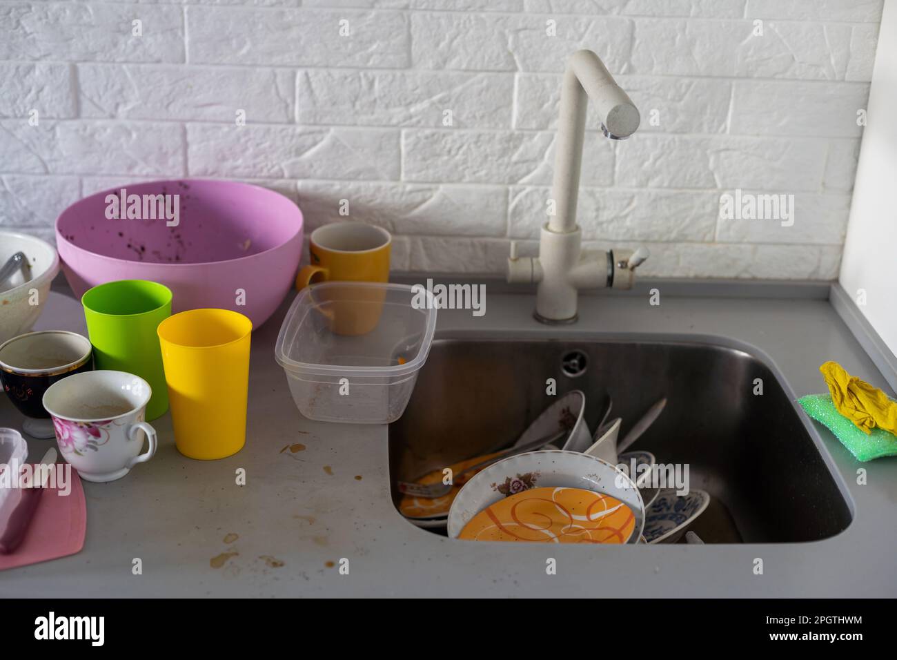 Kitchen utensils need a wash Stock Photo - Alamy