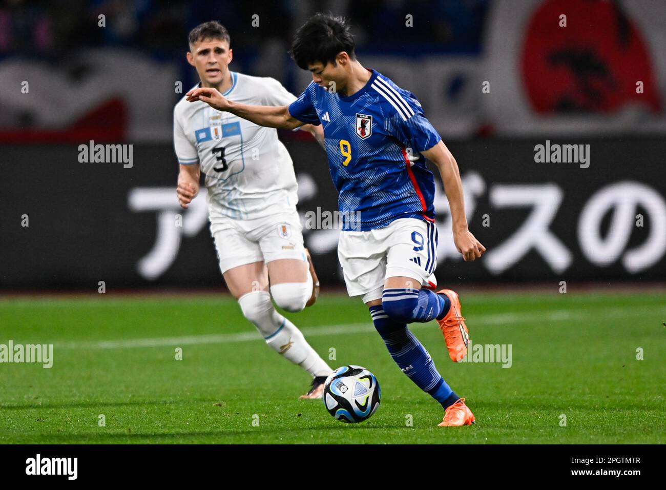 TOKYO, JAPAN - MARCH 24: Giovanni Gonzalez of Uruguay battles for the ...
