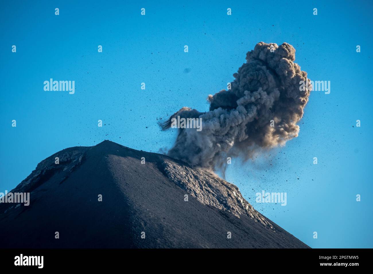 Volcanes guatemala hi-res stock photography and images - Alamy