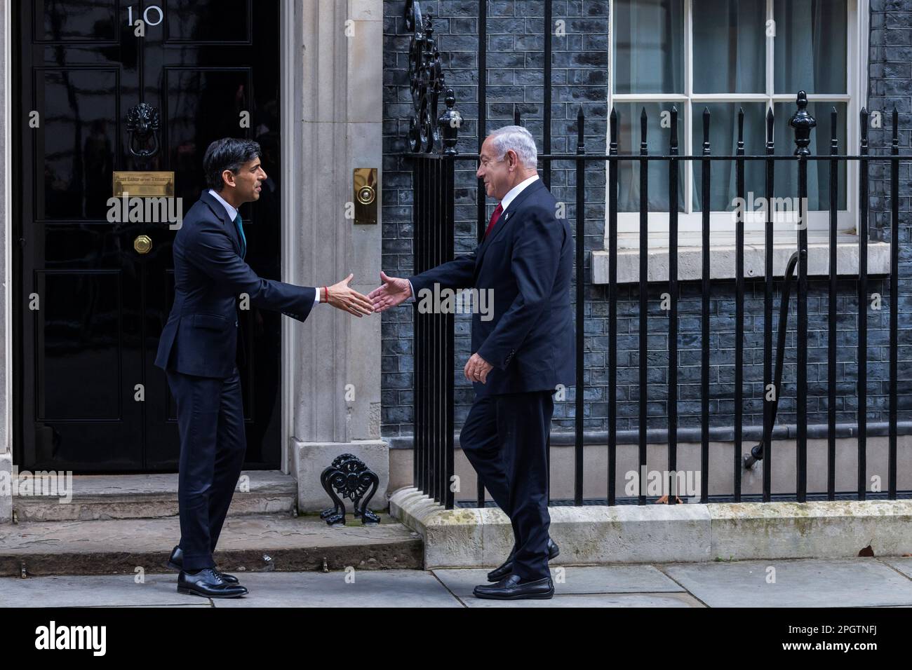 Sunak netanyahu handshake hi-res stock photography and images - Alamy