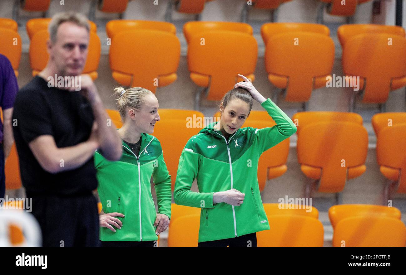 ROTTERDAM - Sanne Wevers and Naomi Visser (r) with Vincent Wevers in ...