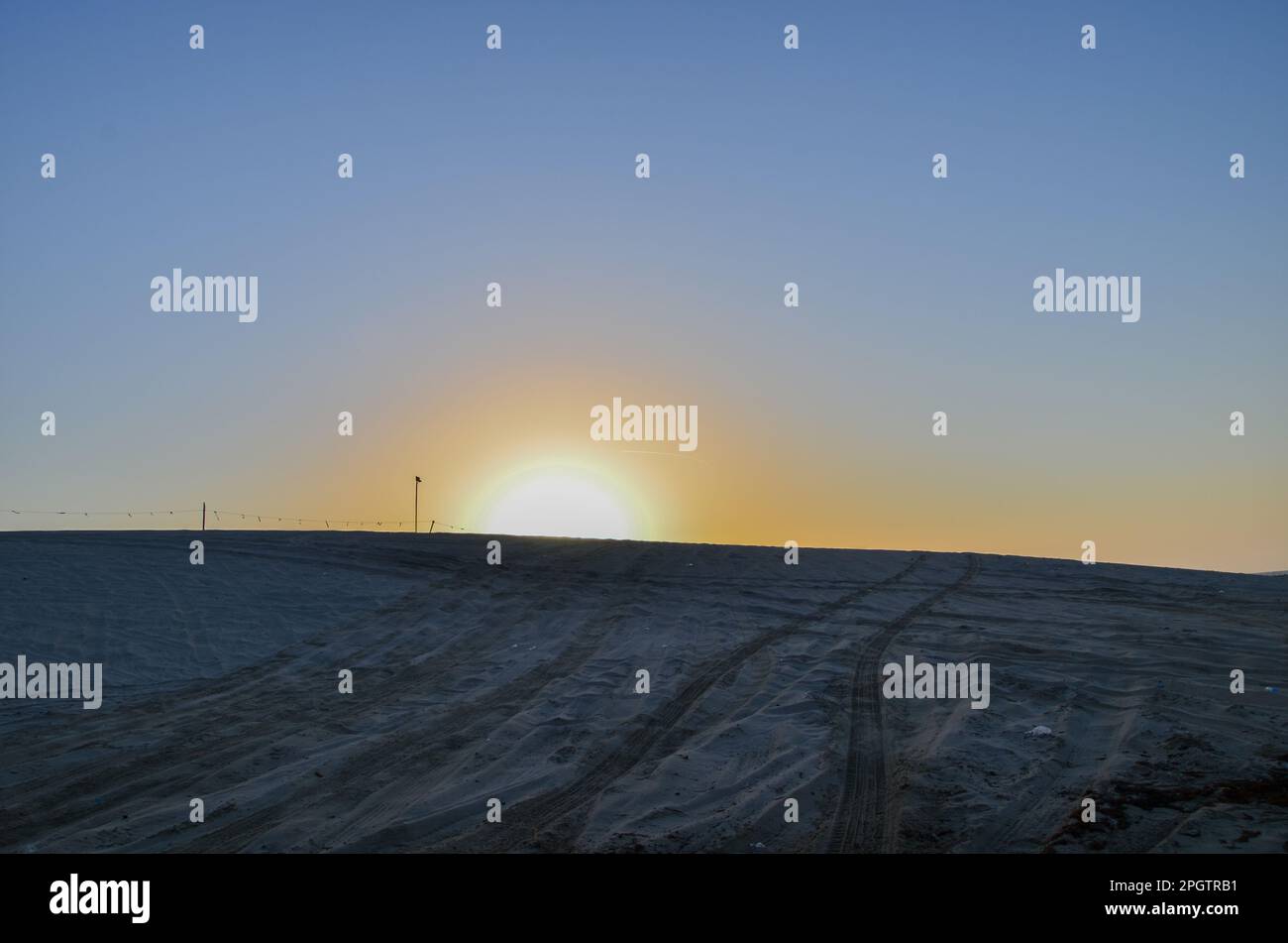 Sunrise in the desert on a cold winter day at Al Adaid, Qatar Stock ...