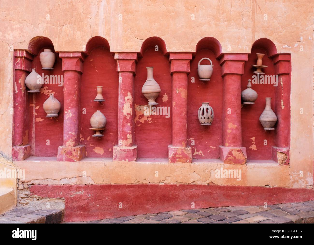 Decorative urn wall hi-res stock photography and images - Alamy