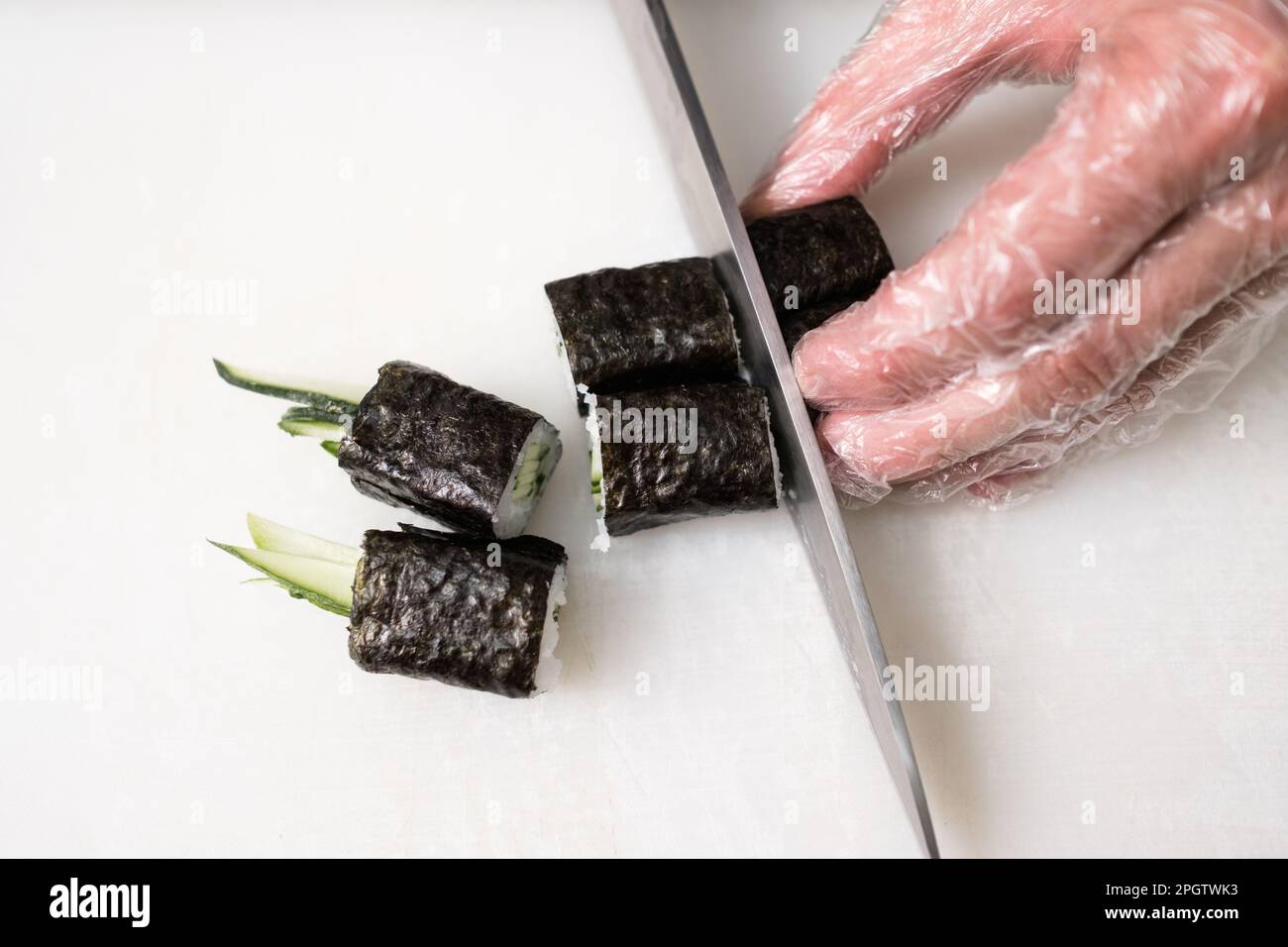 Cutting sushi rolls hi-res stock photography and images - Alamy