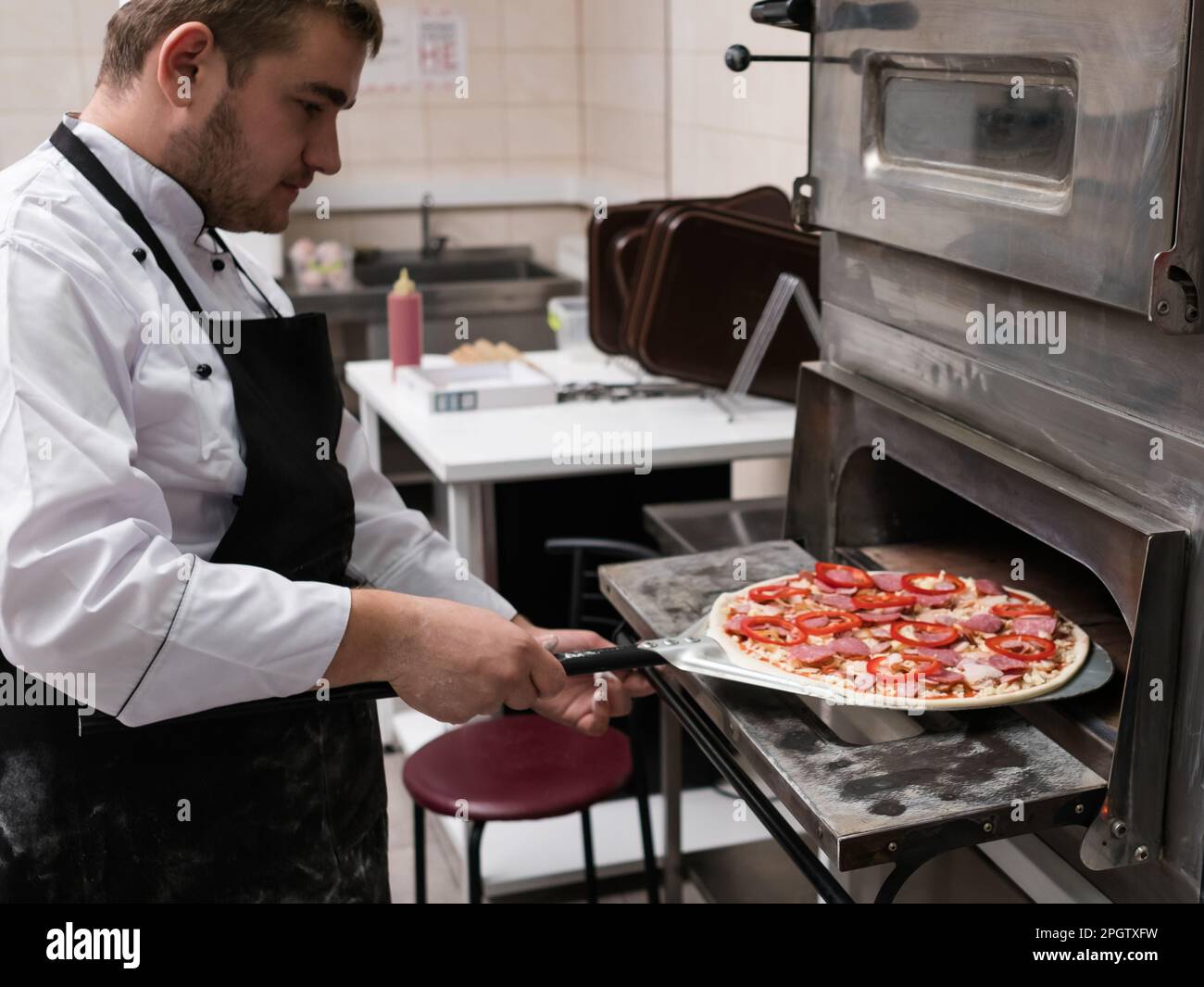 Pizza chef baking oven hi-res stock photography and images - Alamy