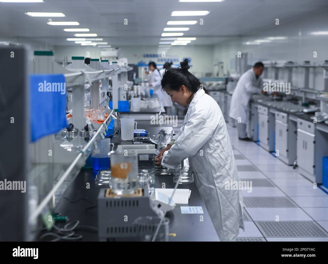 (230324) -- HANGZHOU, March 24, 2023 (Xinhua) -- Technicians work in ...