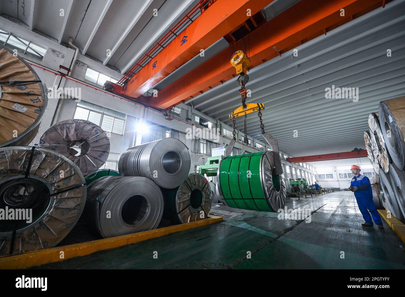 (230324) -- HANGZHOU, March 24, 2023 (Xinhua) -- A man works at a ...