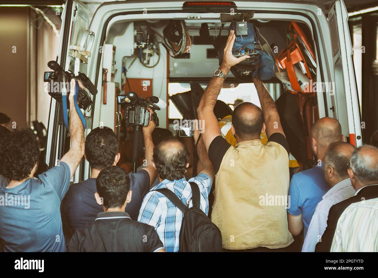 Crowd of reporters hi-res stock photography and images - Alamy