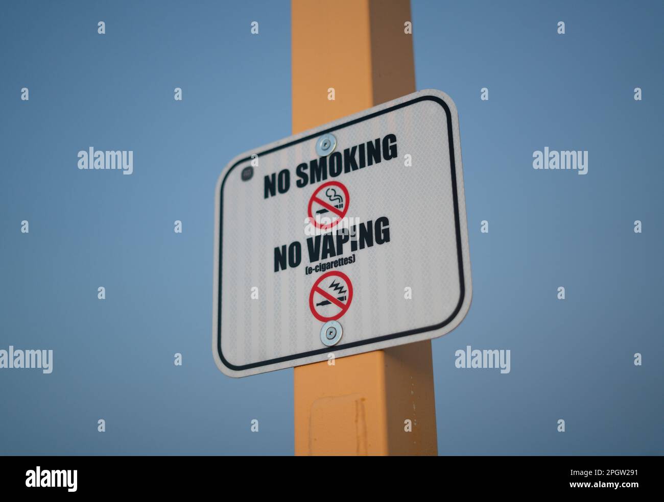 A No smoking or vaping sign against the blue sky Stock Photo - Alamy