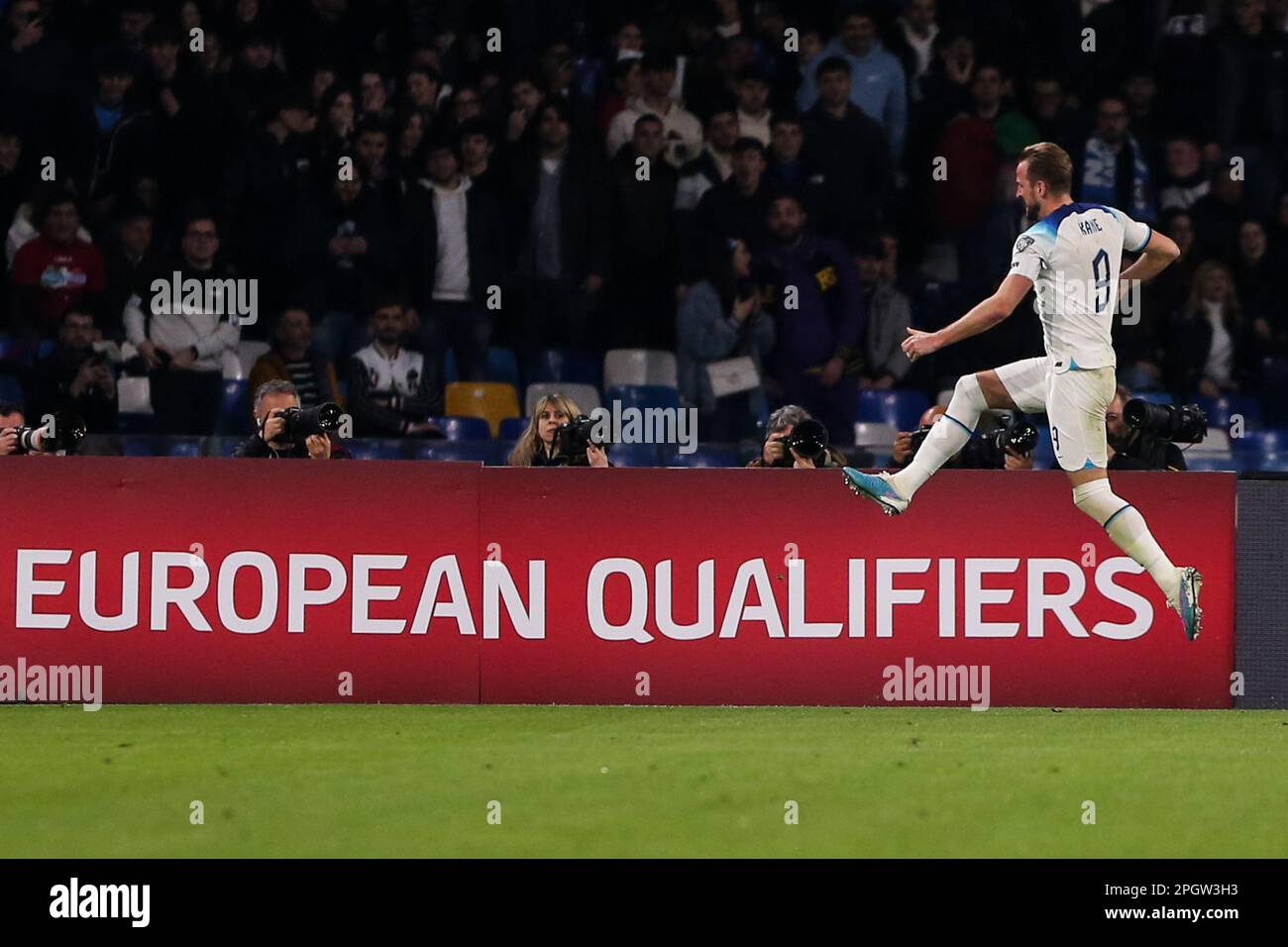 Harry Kane celebrates scoring for England Stock Photo - Alamy