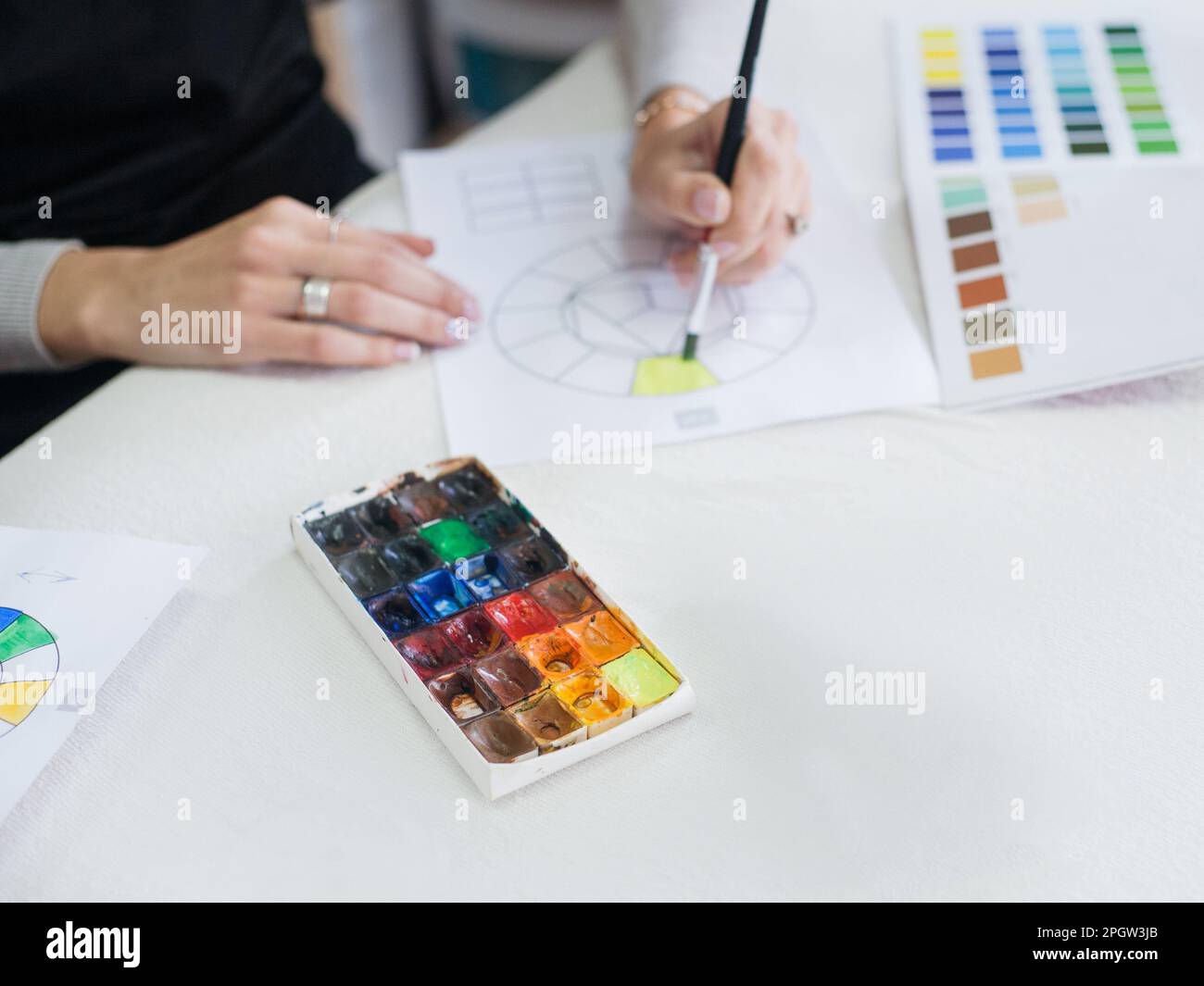 Female artist using watercolor hi-res stock photography and images - Alamy