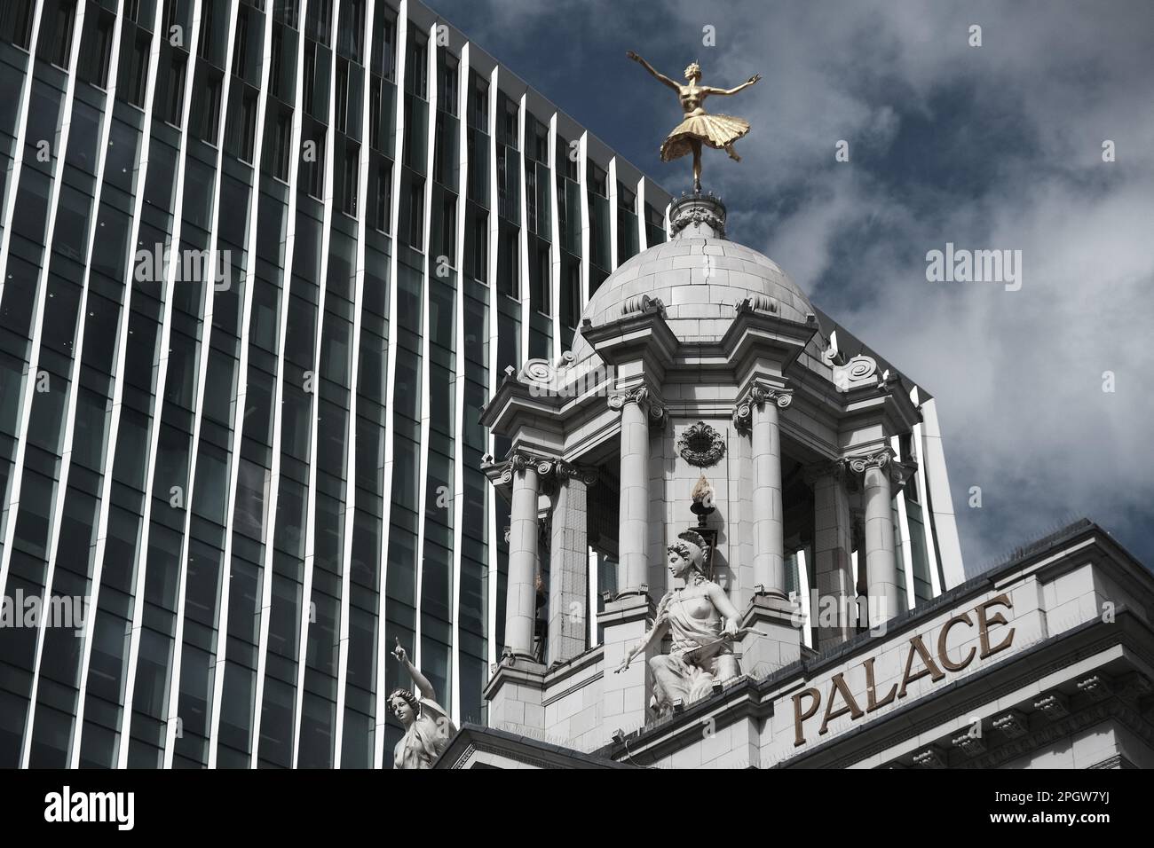 Victoria Palace Theatre Stock Photo - Alamy