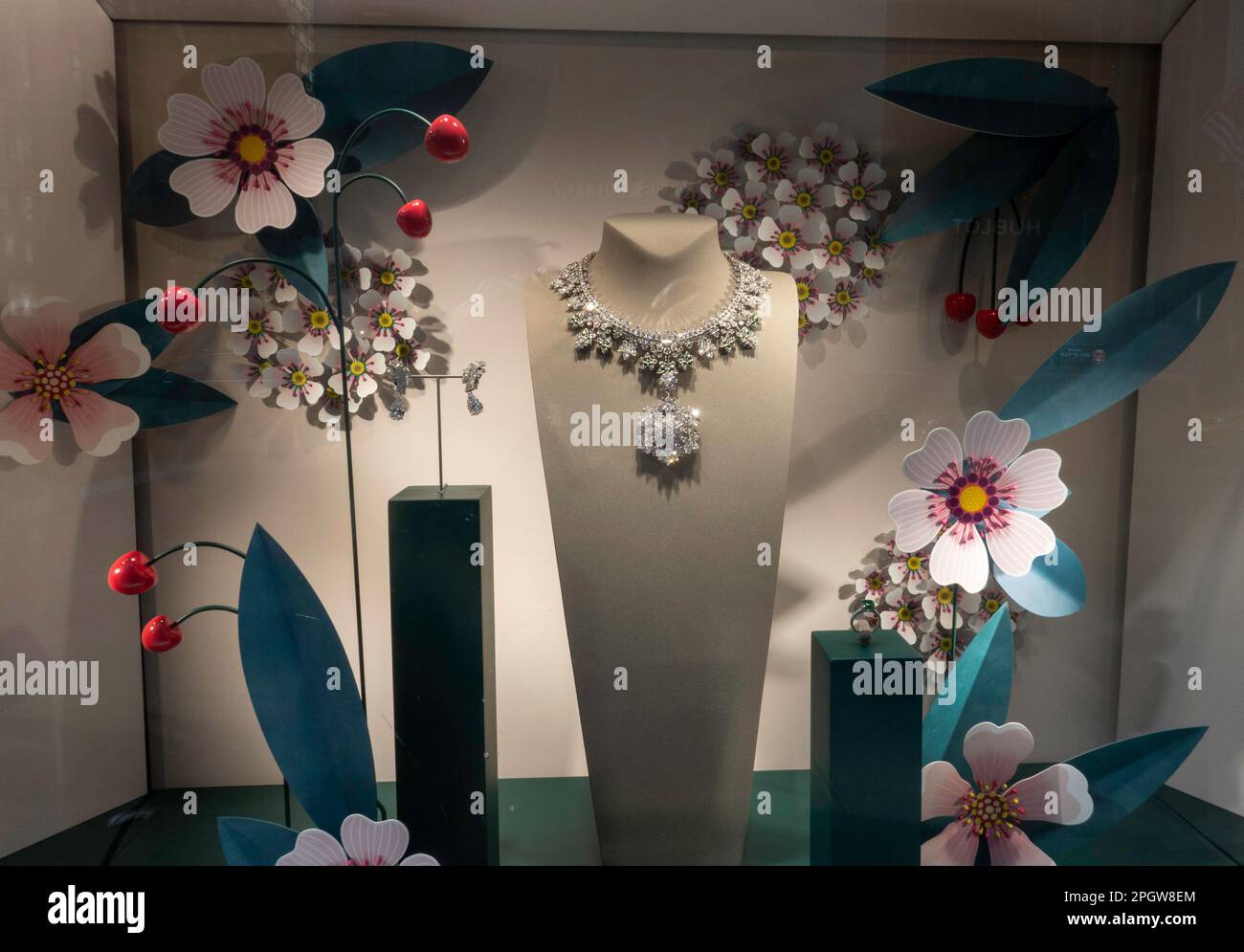 Van Cleef & Arpels is a luxury jewelry store on Fifth Avenue in New ...