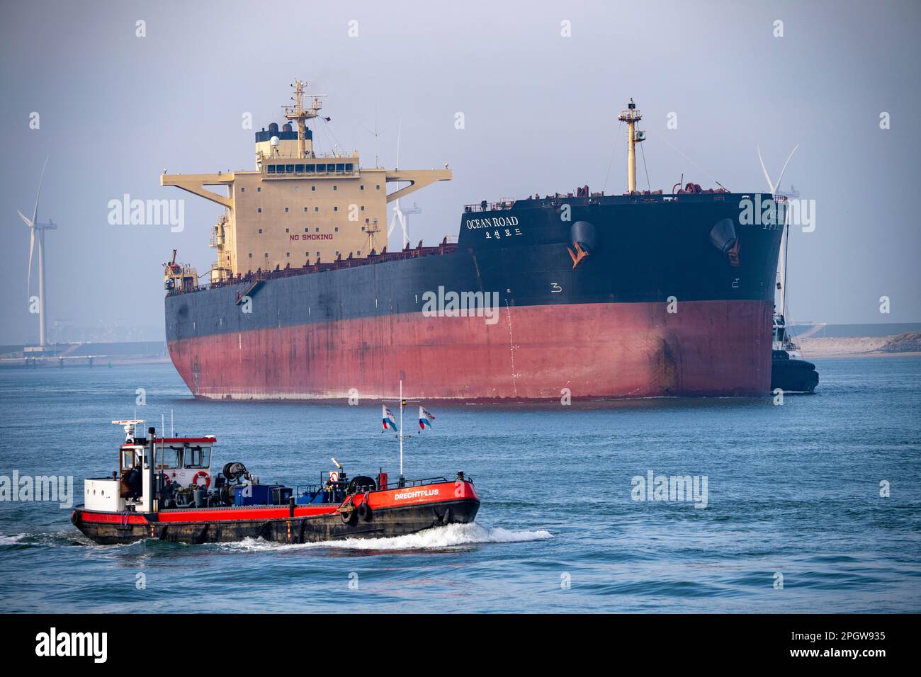 Yangtzekanaal on Maasvlakte 2, bulk freighter Ocean Road leaving the ...