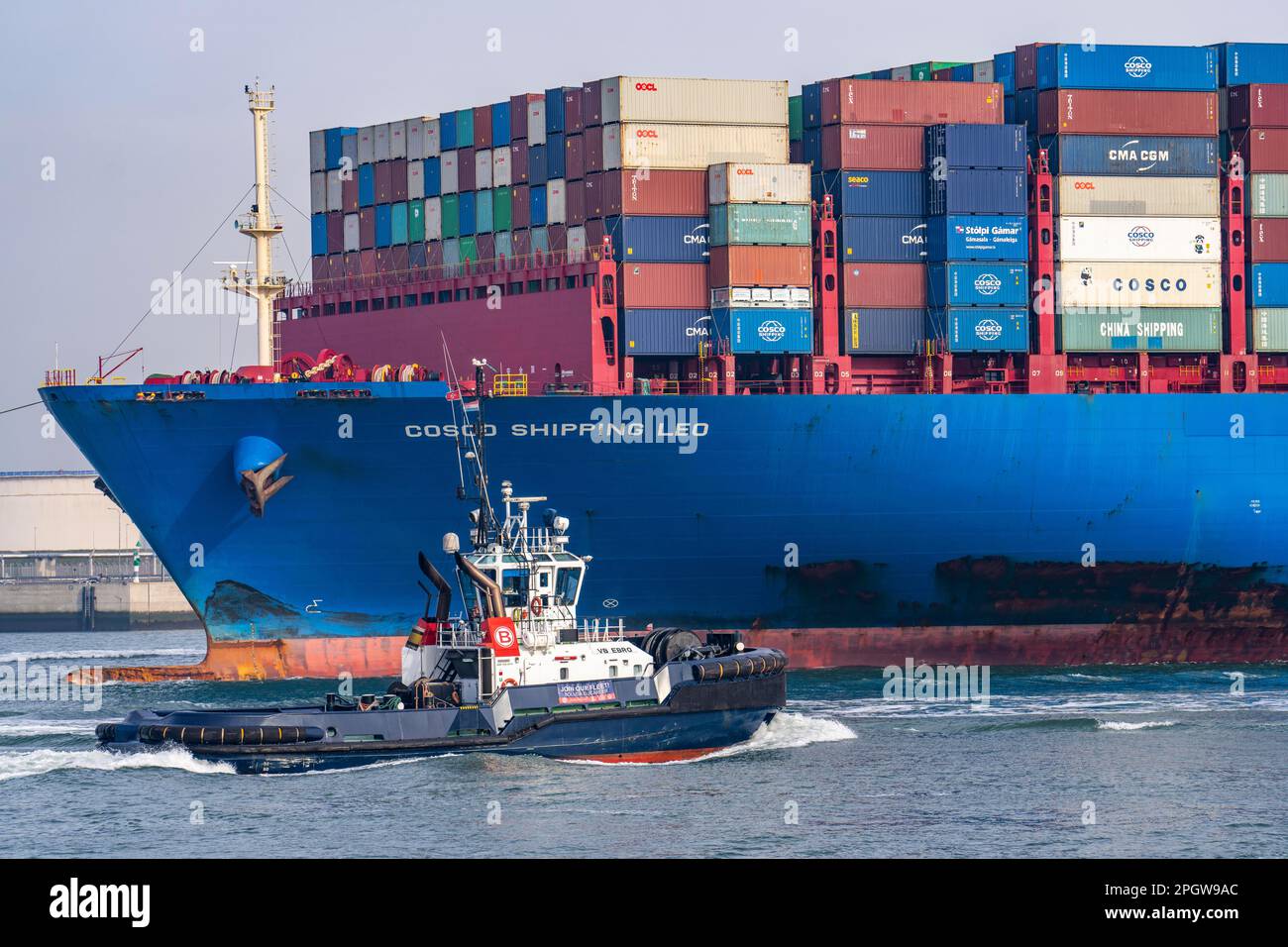 Harbour tug brings the container freighter Cosco Shipping Leo to its ...