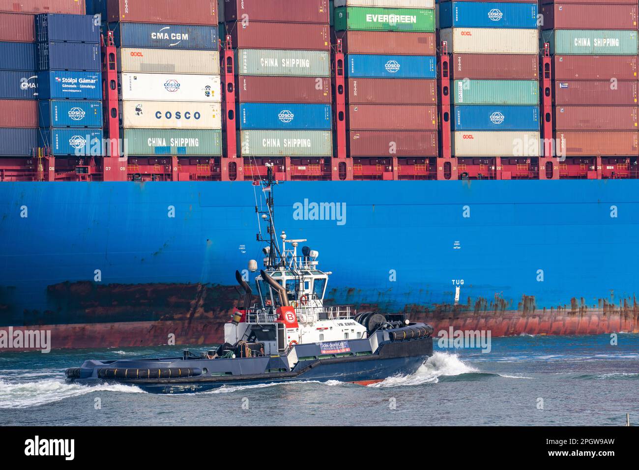 Harbour tug brings the container freighter Cosco Shipping Leo to its ...