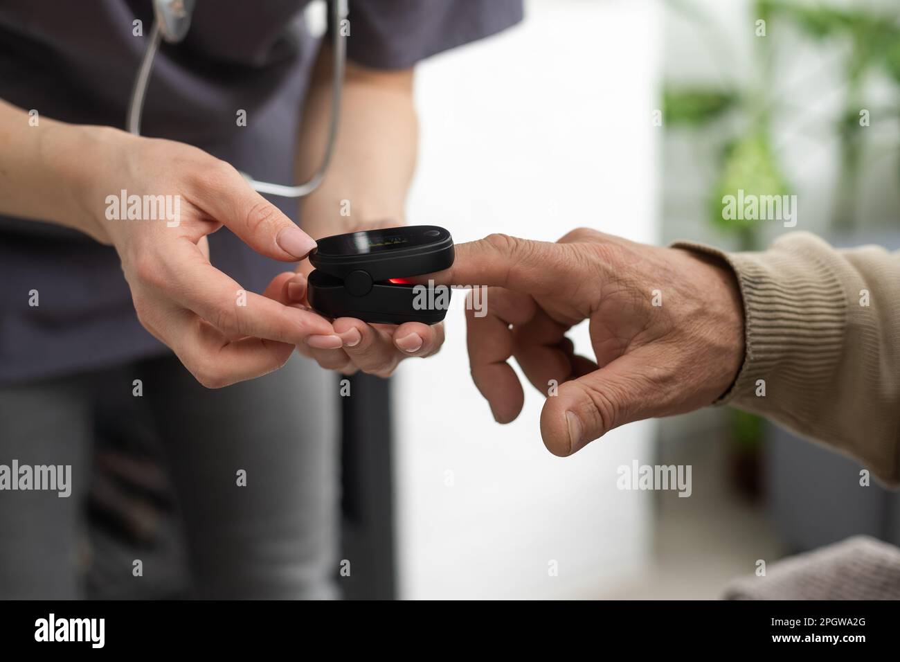 elderly man and nurse measuring pulse oximeter Stock Photo - Alamy