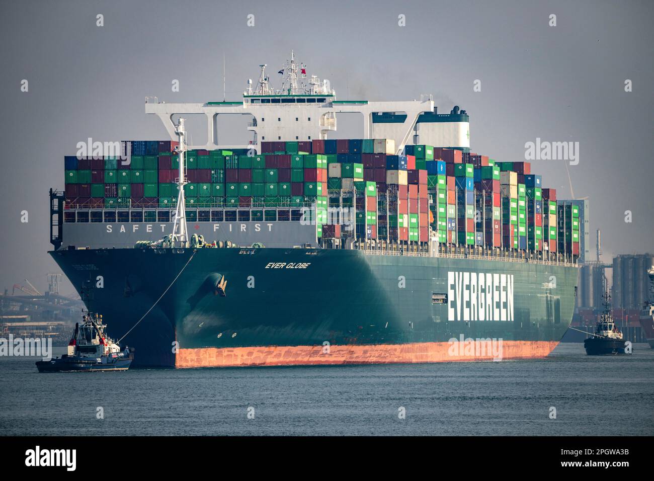 Harbour tugs bring the container freighter Ever Globe to its berth at ...