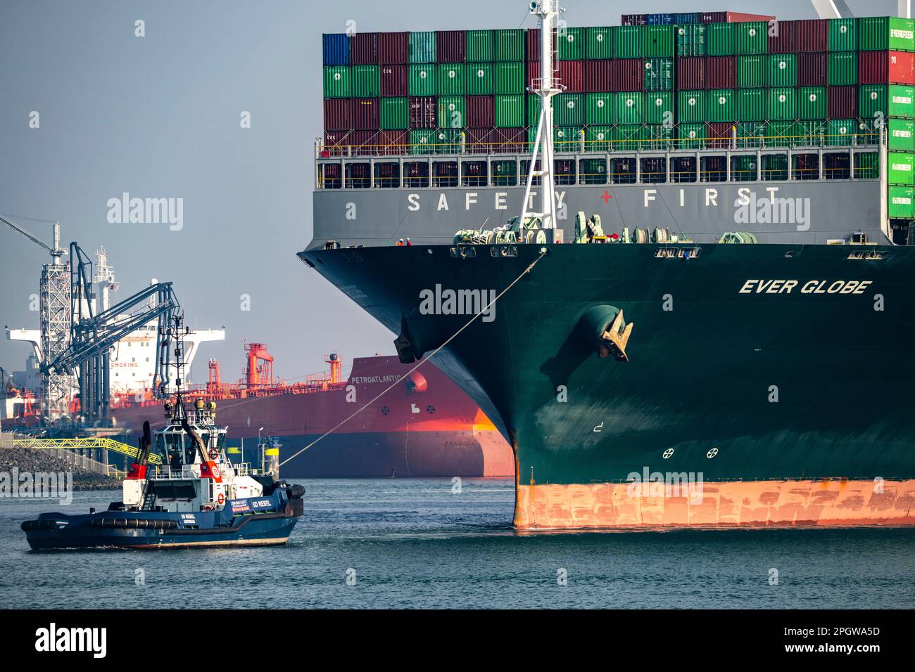 Harbour tugs bring the container freighter Ever Globe to its berth at ...