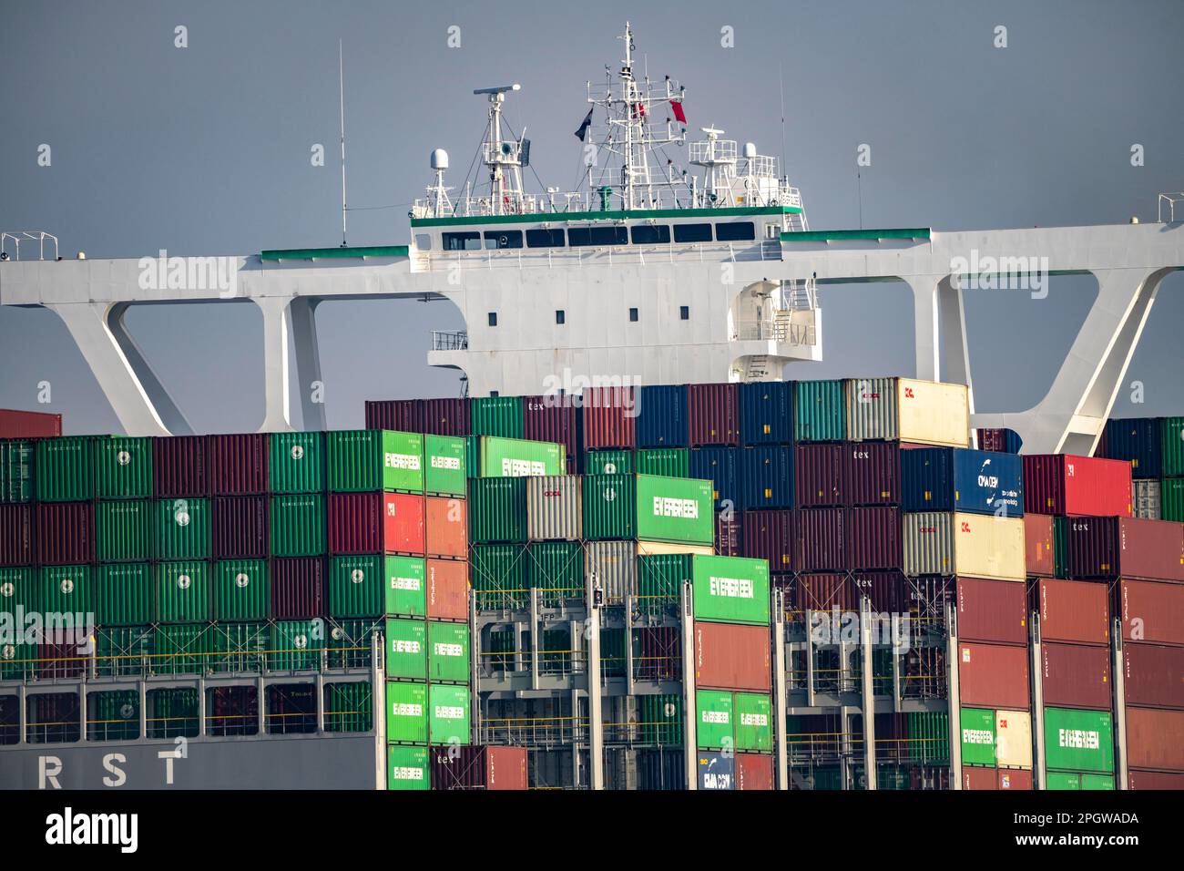 Harbour tugs bring the container freighter Ever Globe to its berth at ...