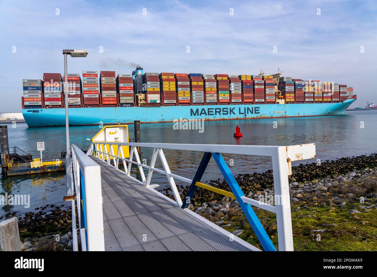 Harbour tugs bring the container freighter Madison Maersk from its ...