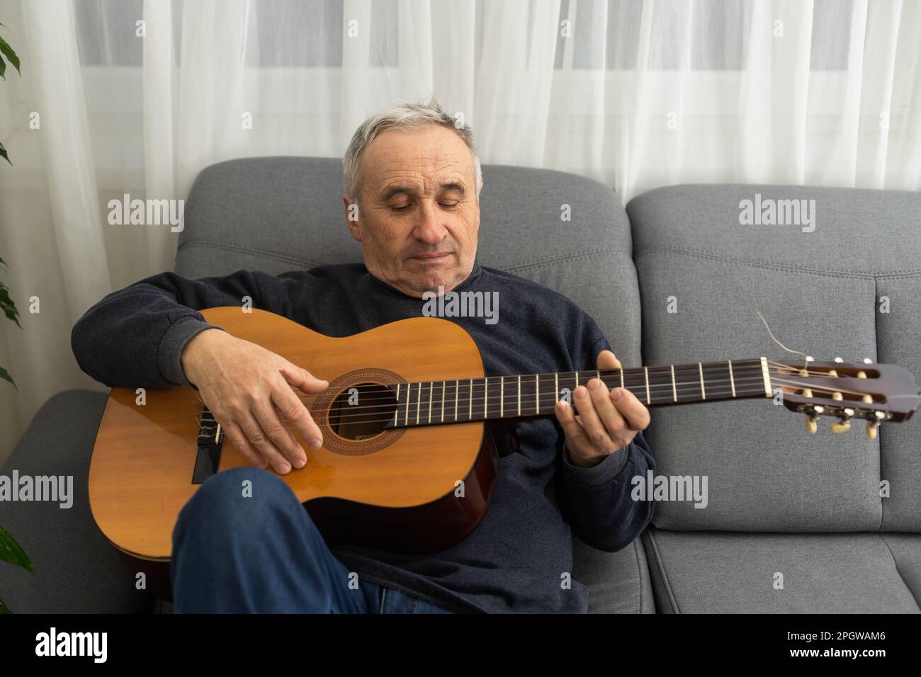 Elderly learn instrument hi-res stock photography and images - Alamy