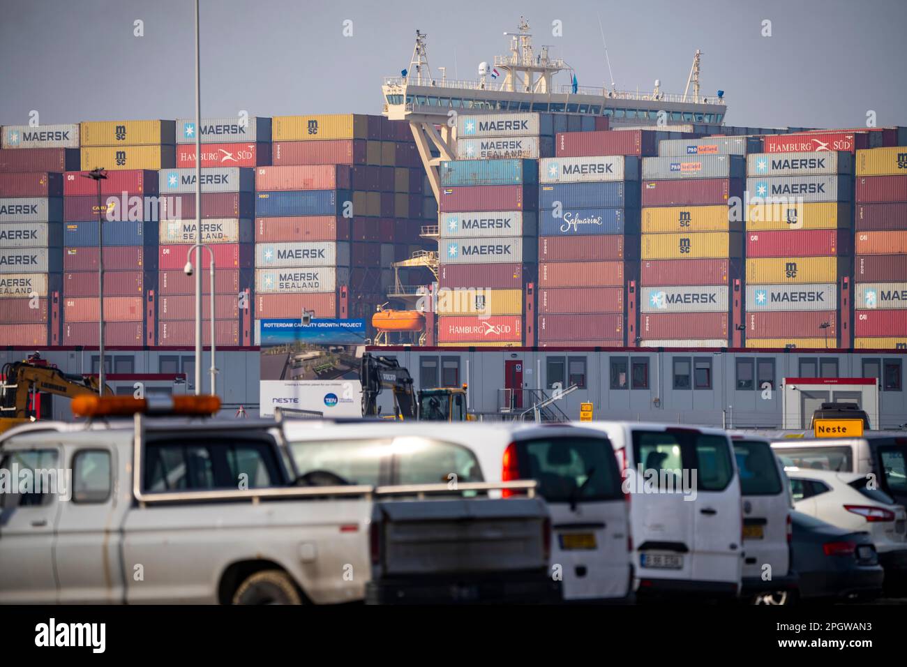Harbour tugs bring the container freighter Madison Maersk from its ...