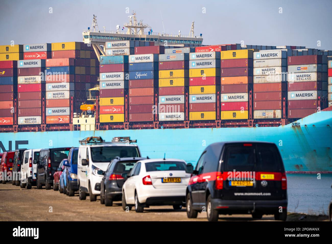 Harbour tugs bring the container freighter Madison Maersk from its ...