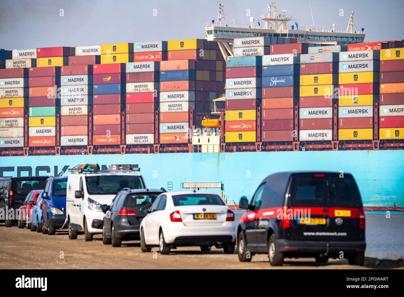 Harbour tugs bring the container freighter Madison Maersk from its ...