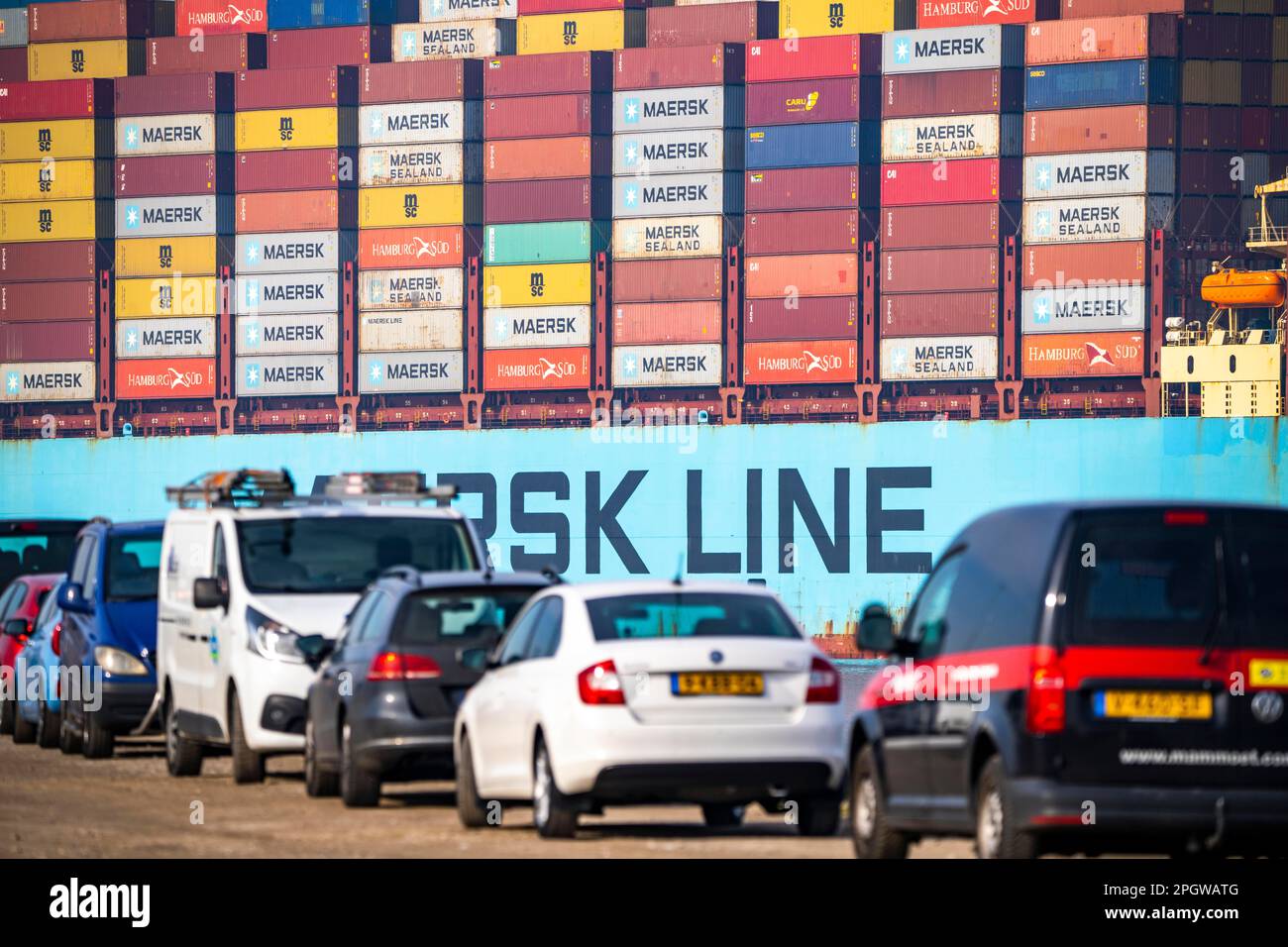 Harbour tugs bring the container freighter Madison Maersk from its ...