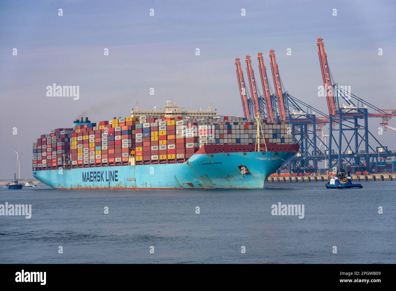 Harbour tugs bring the container freighter Madison Maersk from its ...