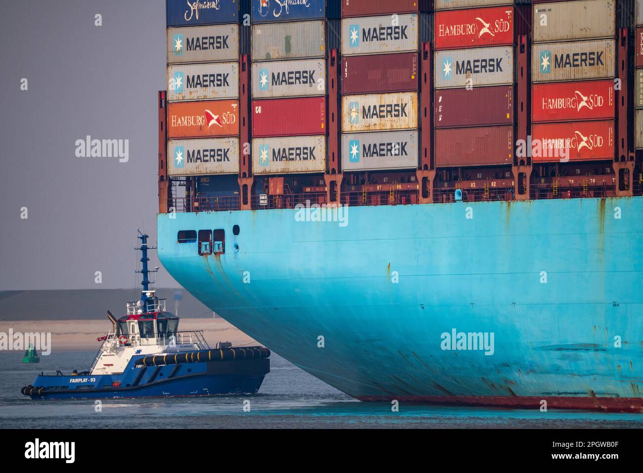 Harbour tugs bring the container freighter Madison Maersk from its ...