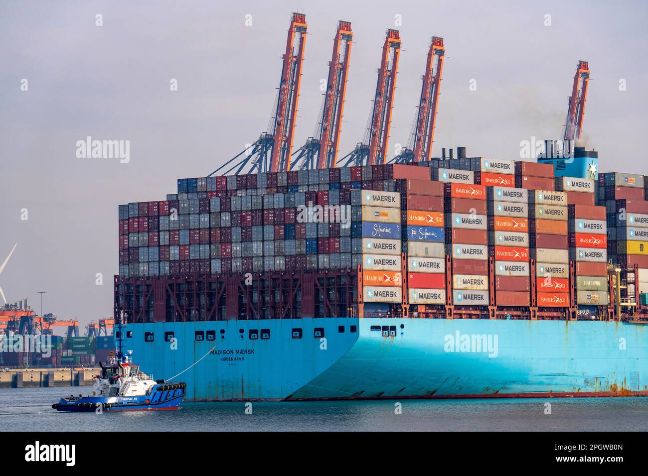 Harbour tugs bring the container freighter Madison Maersk from its ...