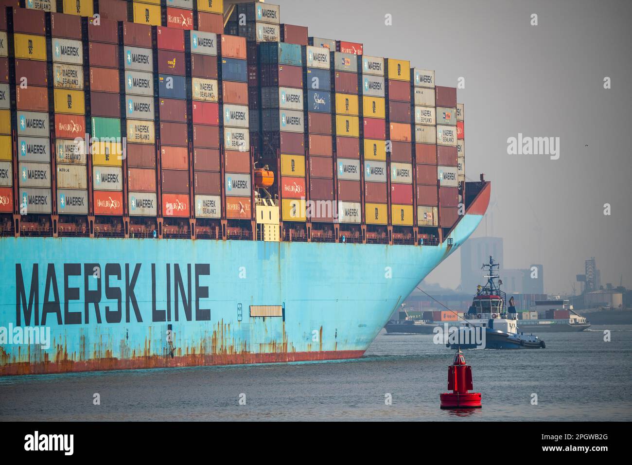 Harbour tugs bring the container freighter Madison Maersk from its ...