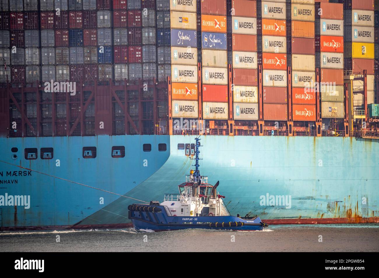 Harbour tugs bring the container freighter Madison Maersk from its ...