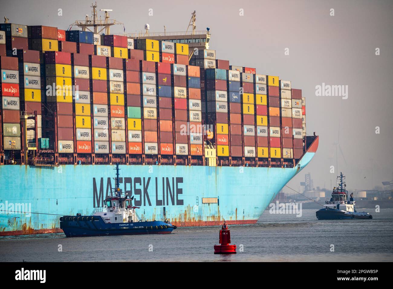 Harbour tugs bring the container freighter Madison Maersk from its ...