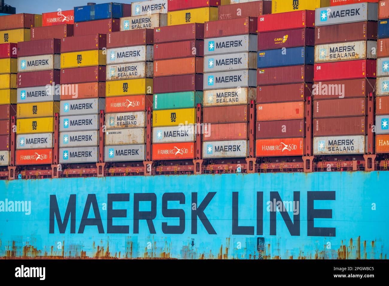 Harbour tugs bring the container freighter Madison Maersk from its ...