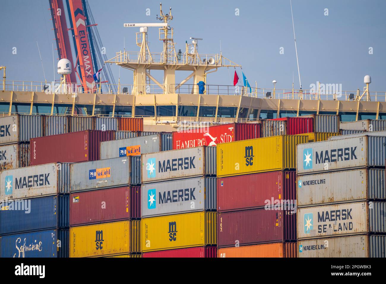 Harbour tugs bring the container freighter Madison Maersk from its ...