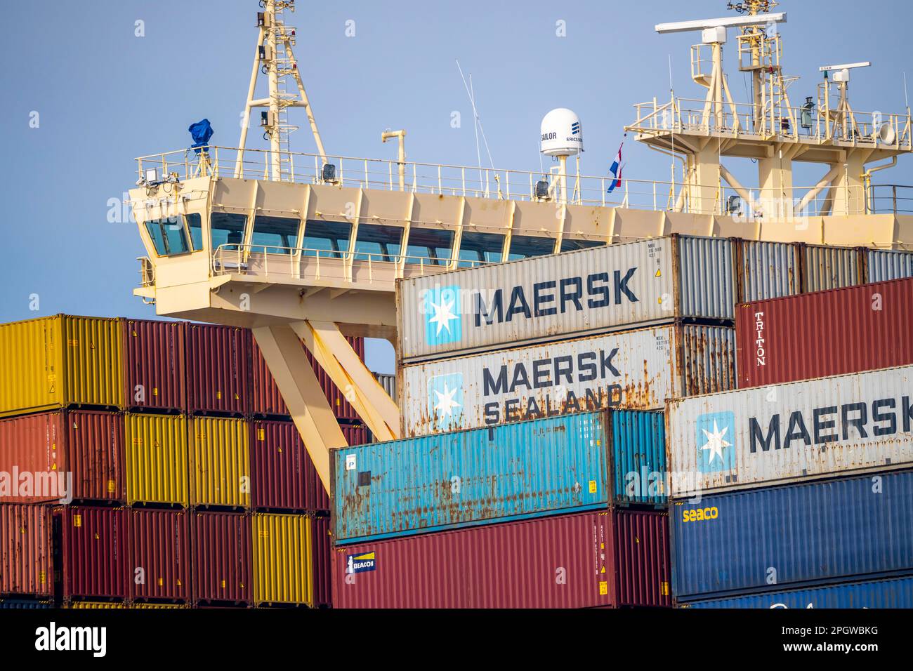 Harbour tugs bring the container freighter Madison Maersk from its ...