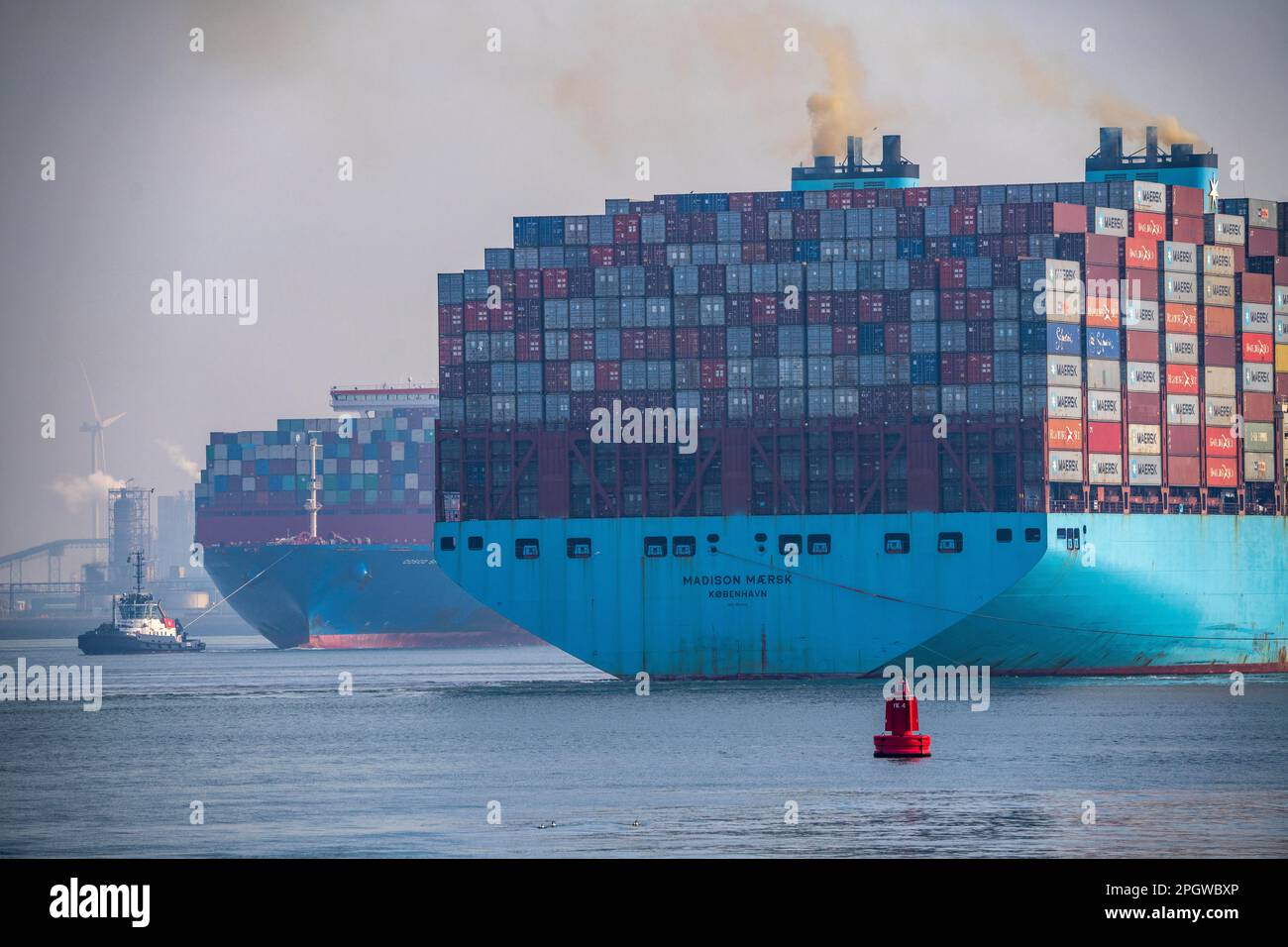 Harbour tugs take the container freighter Madison Maersk from its berth ...