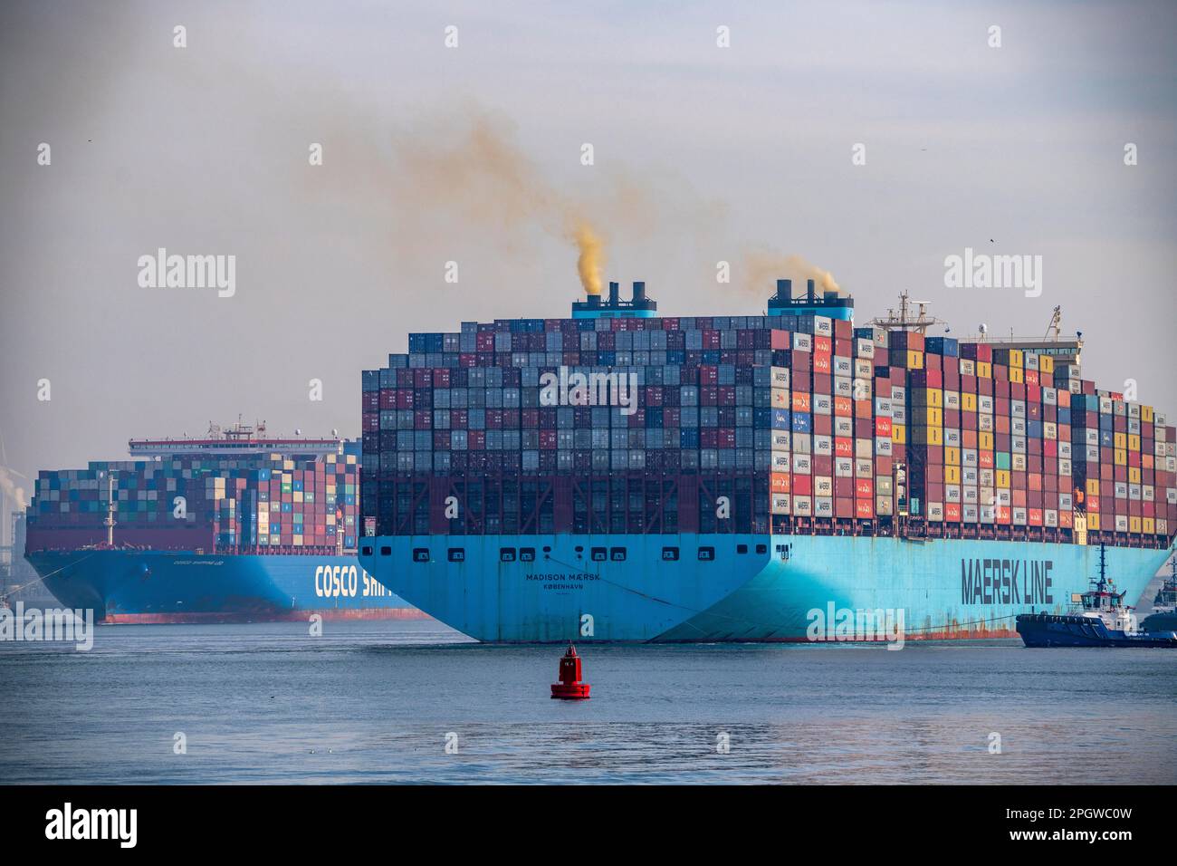 Harbour tugs take the container freighter Madison Maersk from its berth ...